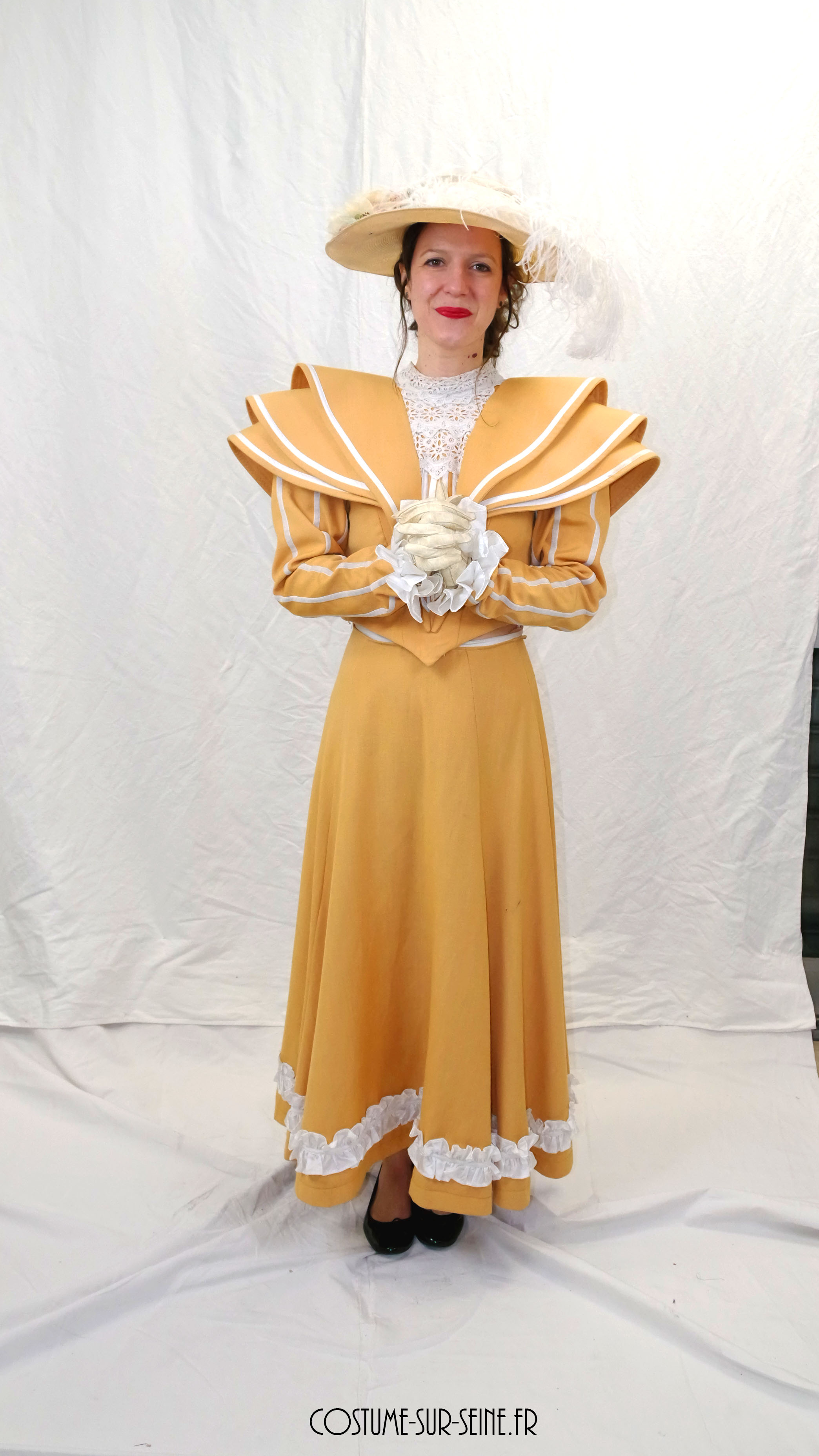 Tenue de promenade bourgeoise Belle-époque - costume sur seine