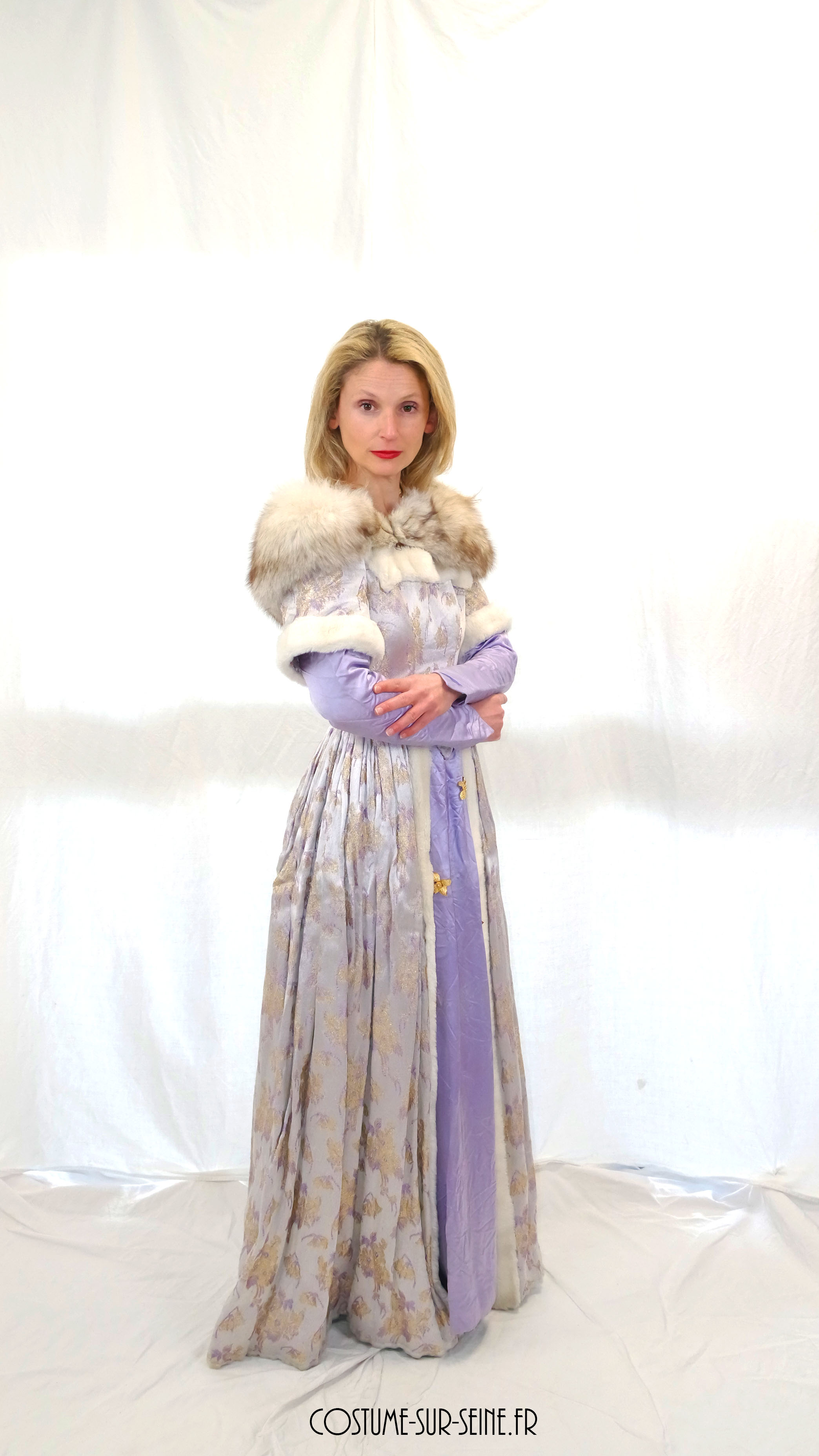 Robe médiévale brodé Violet Blanc - costume sur seine